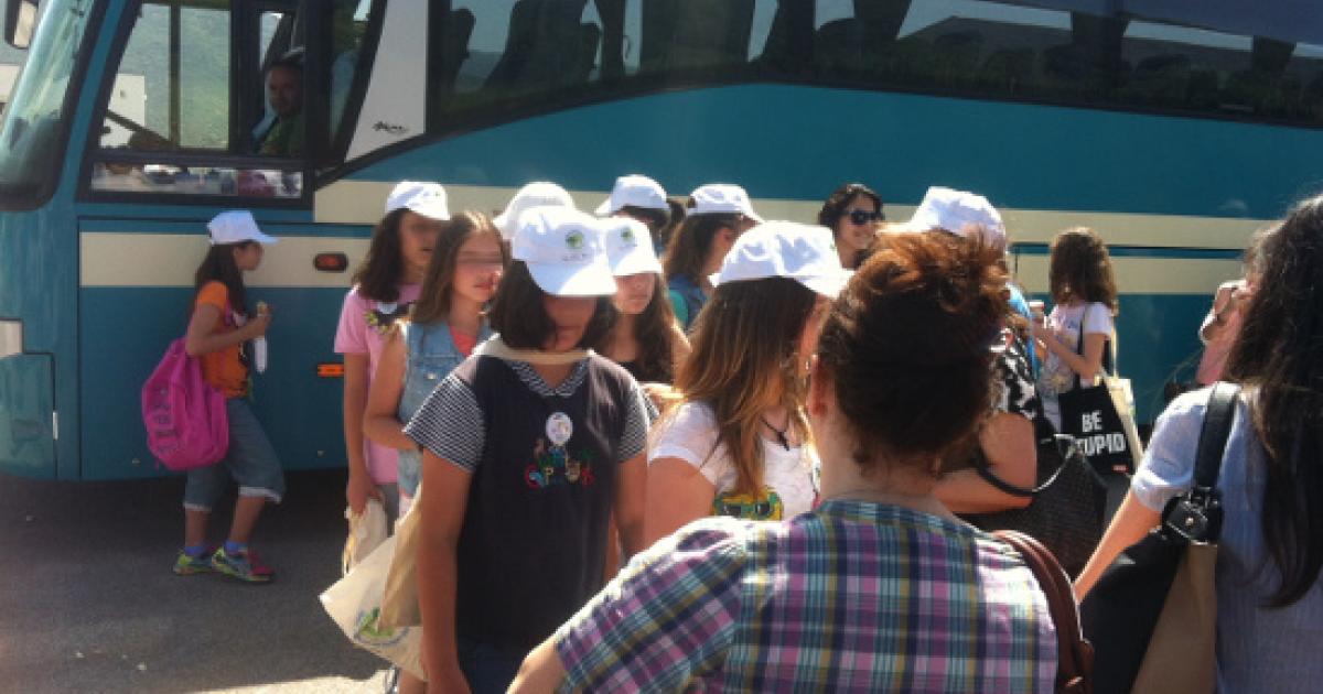 Σχολικές εκδρομές: Τι προτείνουν οι γονείς για ασφαλείς μεταφορές μαθητών | Alfavita