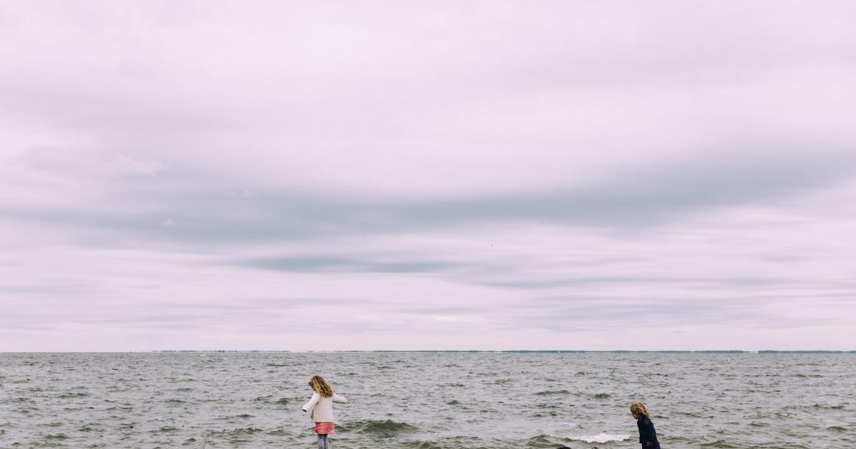 Σοκ στη Ραφήνα: Παιδί έπαιζε στη παραλία και ξέθαψε ανθρώπινο κρανίο ...