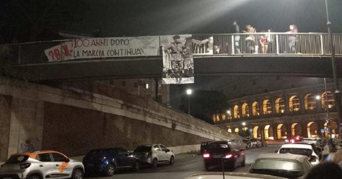 Σοκ! Κρέμασαν, απέναντι από το Κολοσσαίο, γιγάντια εικόνα του Μουσολίνι ...