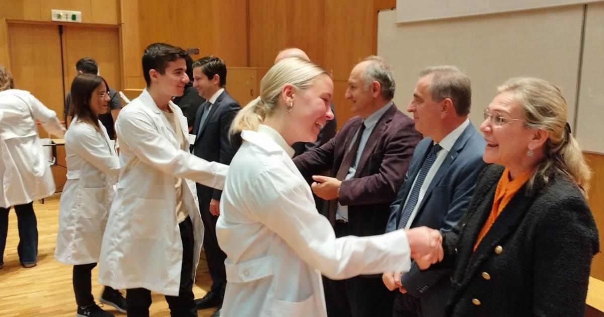 Ιατρική Σχολή Αθηνών: Για πρώτη φορά η «τελετή της λευκής ποδιάς ...