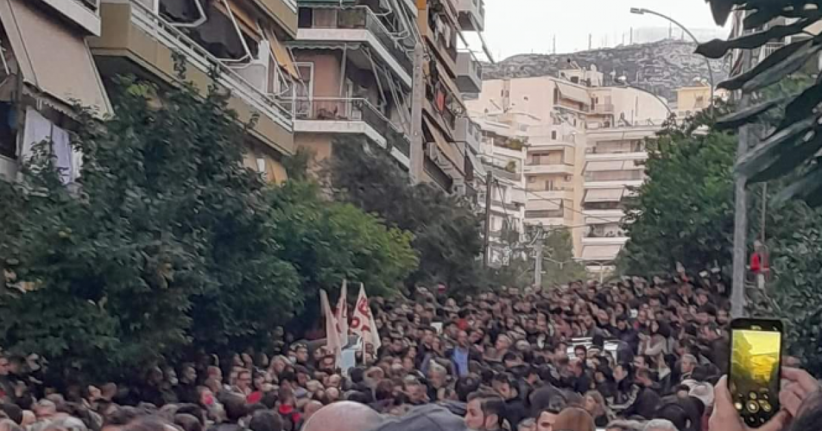 Έξωση Ιωάννας Κολοβού: Πλήθος κόσμου αλληλέγγυος έξω από το σπίτι της ...