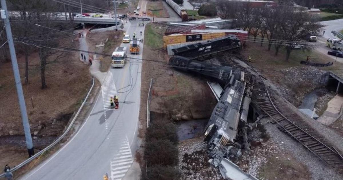 Τρομακτικό βίντεο με τρένο που προσκρούει σε φορτηγό και εκτροχιάζεται ...