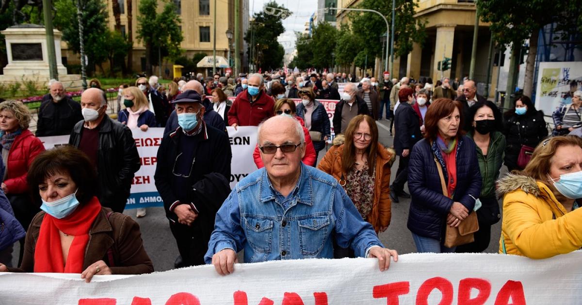 Διαμαρτυρία συνταξιούχων: «Δεν αντέχουμε τις περικοπές» (Φωτογραφίες ...