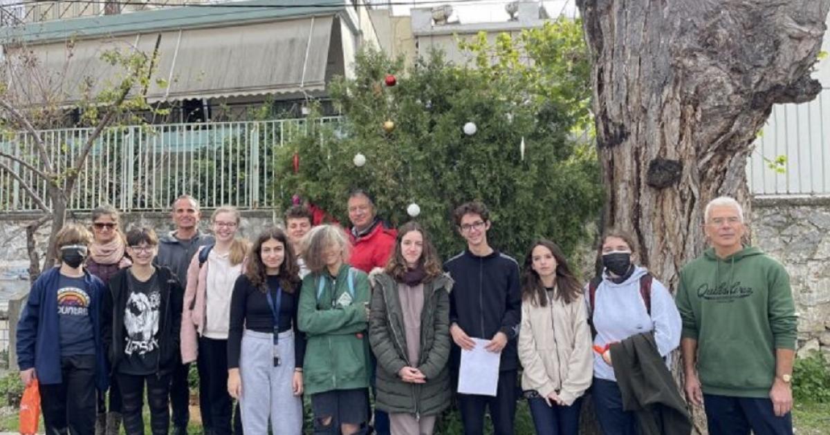 1ο Γυμνάσιο Βόλου: Μαθητές και εκπαιδευτικοί στόλισαν χριστουγεννιάτικό ...