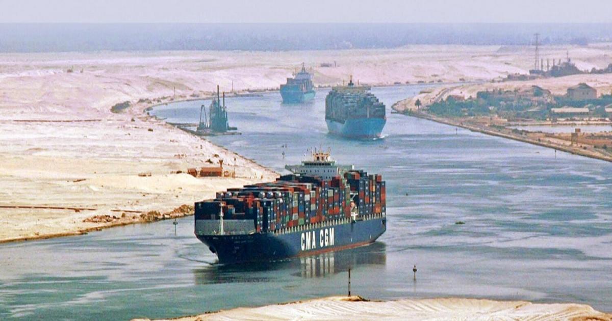 Φορτηγό πλοίο προσάραξε στη Διώρυγα του Σουέζ: Σε εξέλιξη η επιχείρηση ...