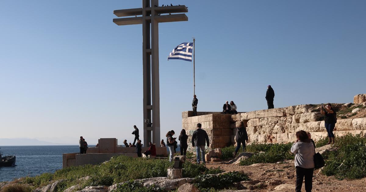 Θεοφάνεια: Με λαμπρότητα ο αγιασμός των υδάτων σε Αθήνα και Πειραιά ...