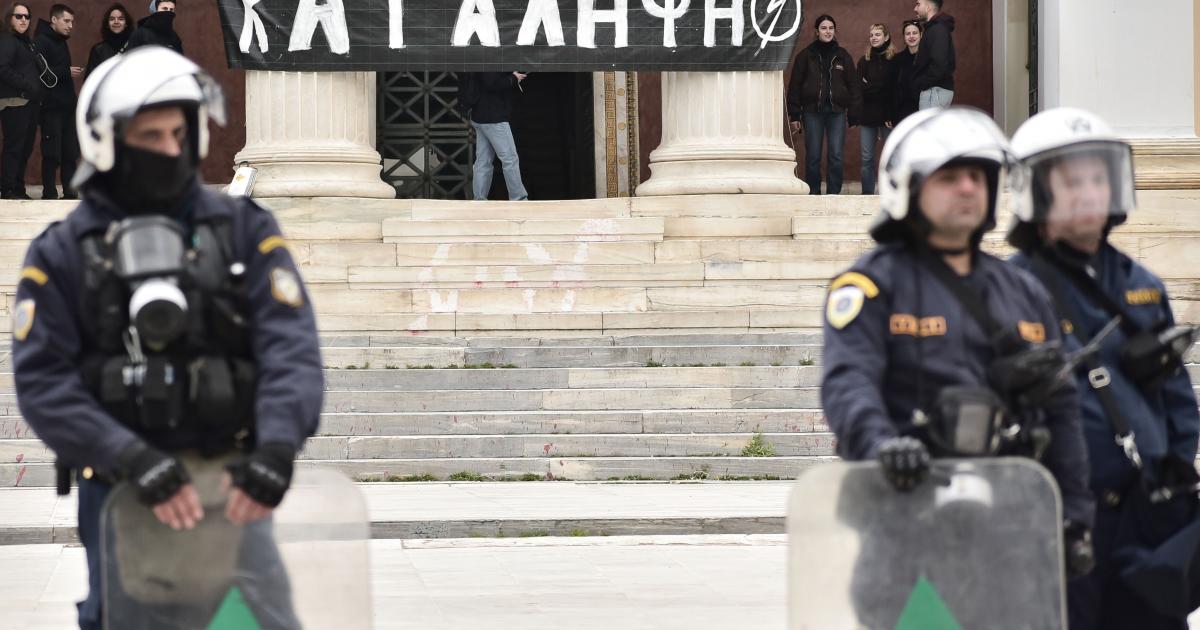ΕΚΠΑ: Τα ΜΑΤ περικύκλωσαν τον υπό κατάληψη χώρο της πρυτανείας (Pic/Vid ...