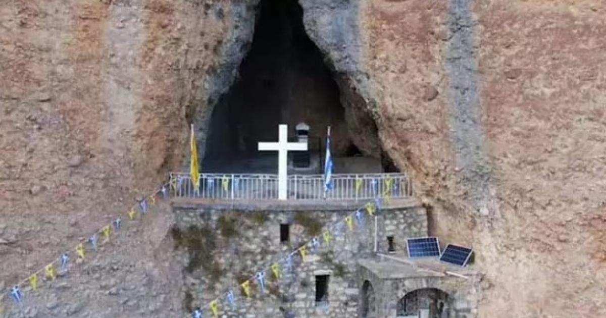 Παναγία του Βράχου, μια εκκλησιά κρυμμένη στα Κορινθιακά Μετέωρα | Alfavita