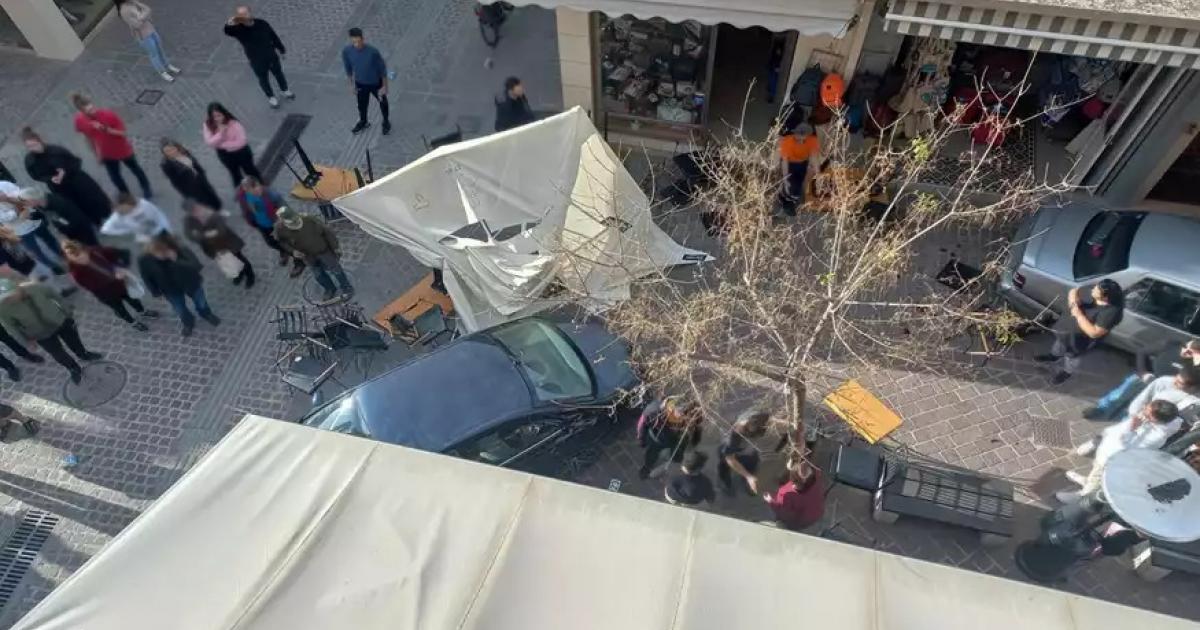 Σοκ στα Χανιά: Αυτοκίνητο πέφτει πάνω σε πελάτες εστιατορίου (Βίντεο ...