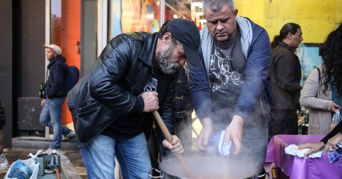 Κατέβασε ρολά «ο Άλλος Άνθρωπος» – «Μας κυνηγάνε χρόνια, το μίσος δεν ...