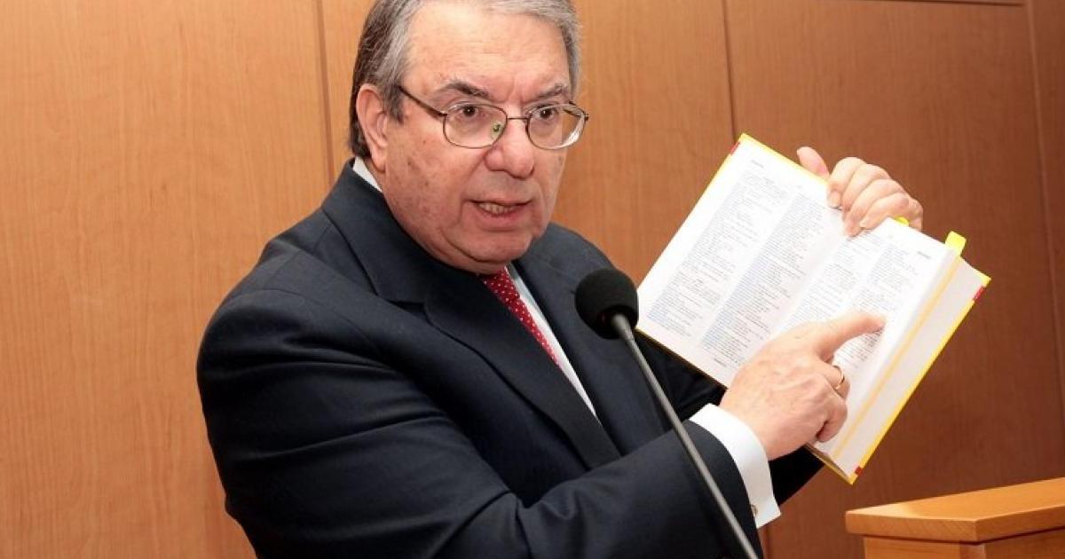 «Εκ των ουκ άνευ» και άλλα λάθη σε καθιερωμένες φράσεις που ...