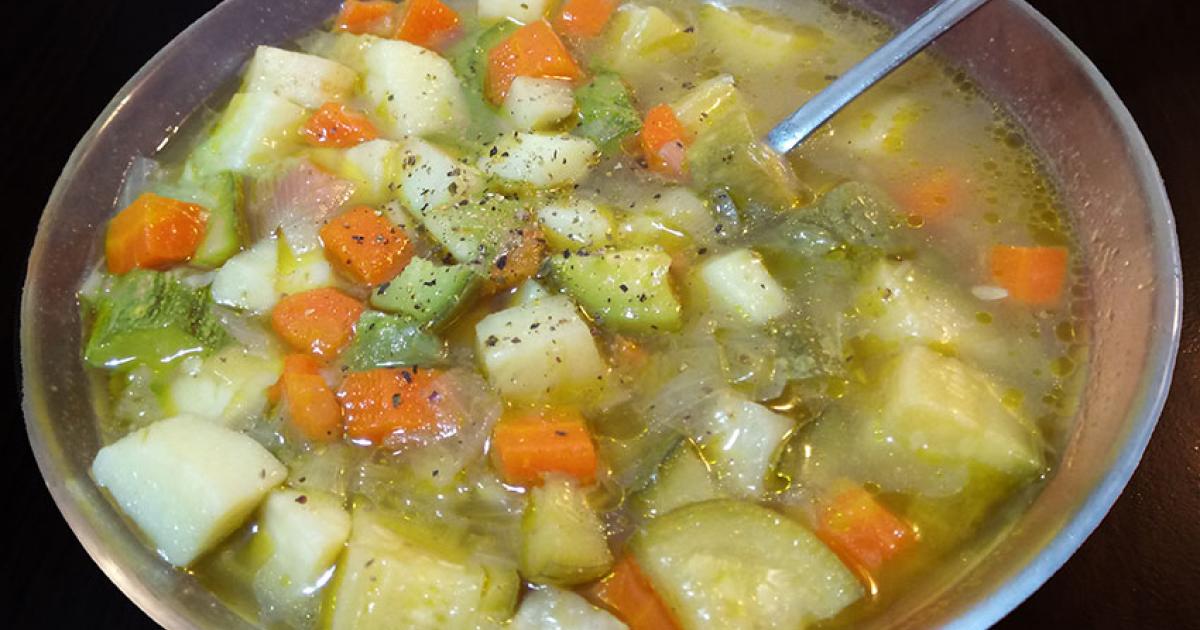 Παραδοσιακή συνταγή για αχνιστή ψαρόσουπα με λαχανικά | Alfavita