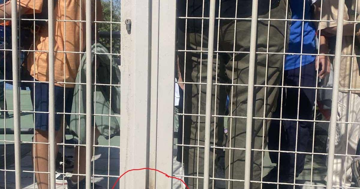 Έλεος πια! Κόπηκε η σιδερένια πόρτα την ώρα που έβγαιναν οι μαθητές από ...