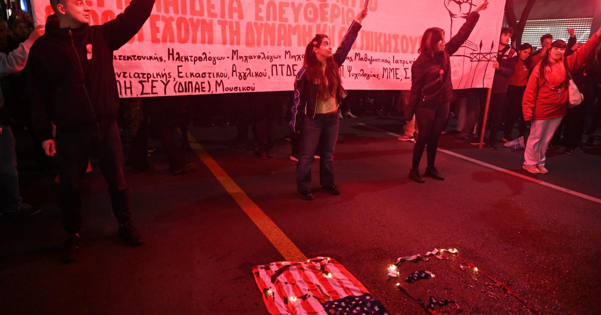 Πολυτεχνείο-Θεσσαλονίκη: Έκαψαν σημαία των ΗΠΑ και τραγουδούσαν «Πότε ...