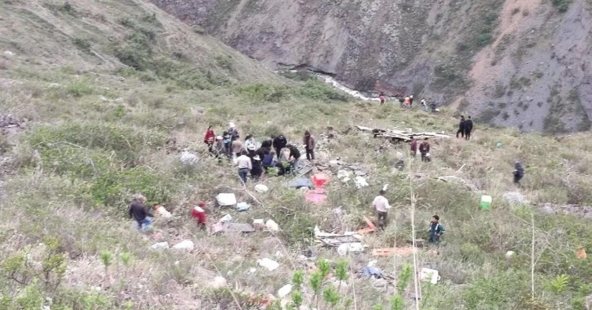 Συγκλονιστικό βίντεο: Λεωφορείο πέφτει σε χαράδρα 300 μέτρων - Τουλάχιστον 20 νεκροί | Alfavita