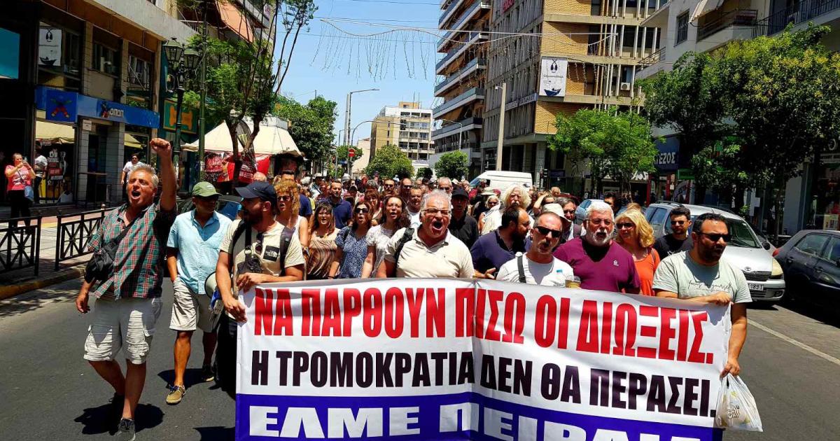 Μαζική και δυναμική εκπαιδευτική συγκέντρωση και πορεία στη ΔΔΕ Πειραιά ...