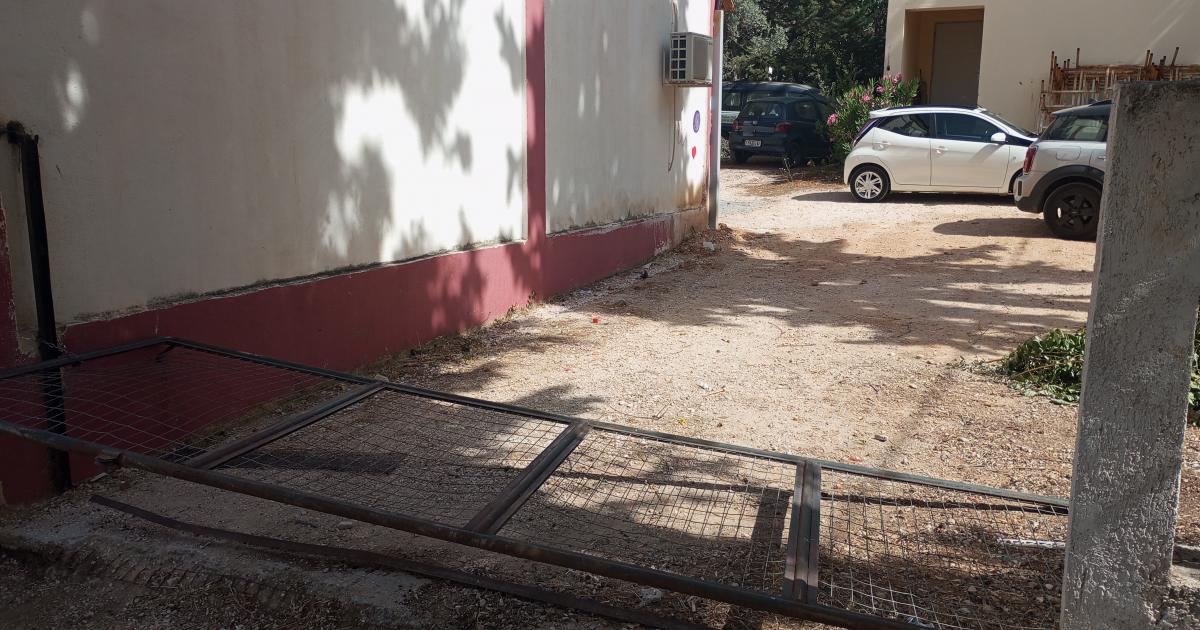 Μυαλό δε βάζουμε: Επεσε καγκελόπορτα και σε άλλο σχολείο! Μετά, τη ...