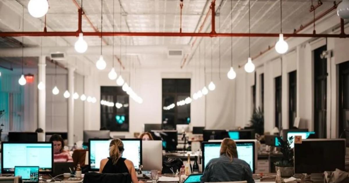 Χωρίς πτυχίο αλλά με εξαψήφιες αποδοχές: Τα επαγγέλματα που «σπάνε» τα ...