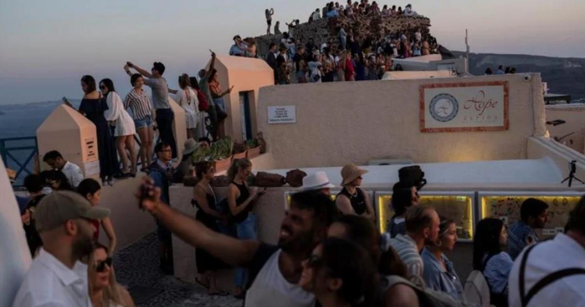 CNN για Σαντορίνη: To «νησί του Instagram» έχει και την άσχημη πλευρά ...