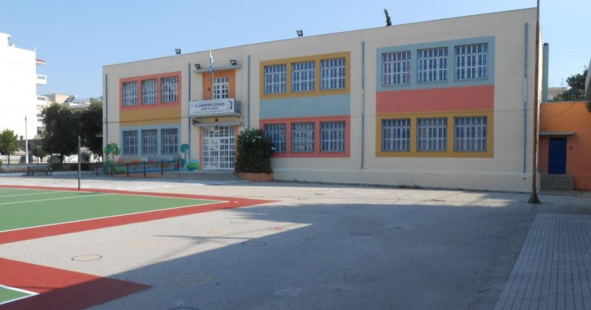 Διαμαρτυρία γονέων για τη συγχώνευση σχολείων στο Αιγάλεω | Alfavita