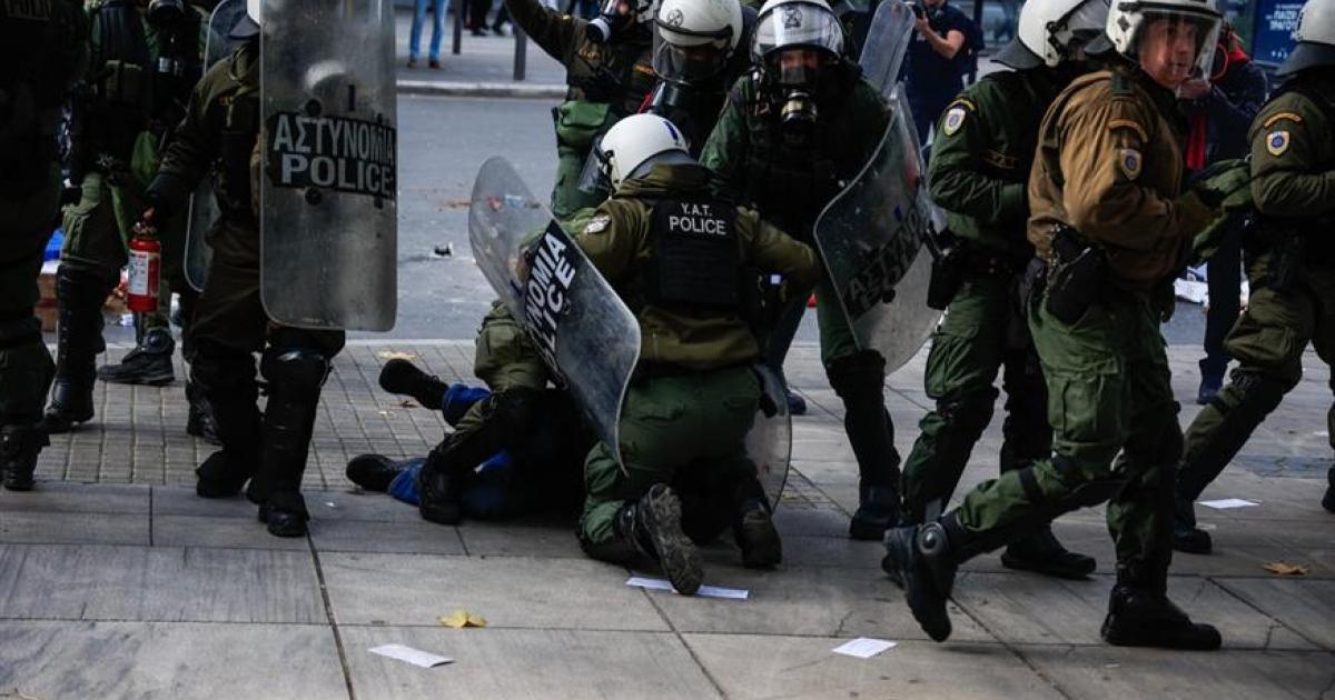 Σύνταγμα -βίντεο: Ο τραυματισμός του φωτορεπόρτερ Μάριου Λώλου και ενός ηλικιωμένου από τα ΜΑΤ ...