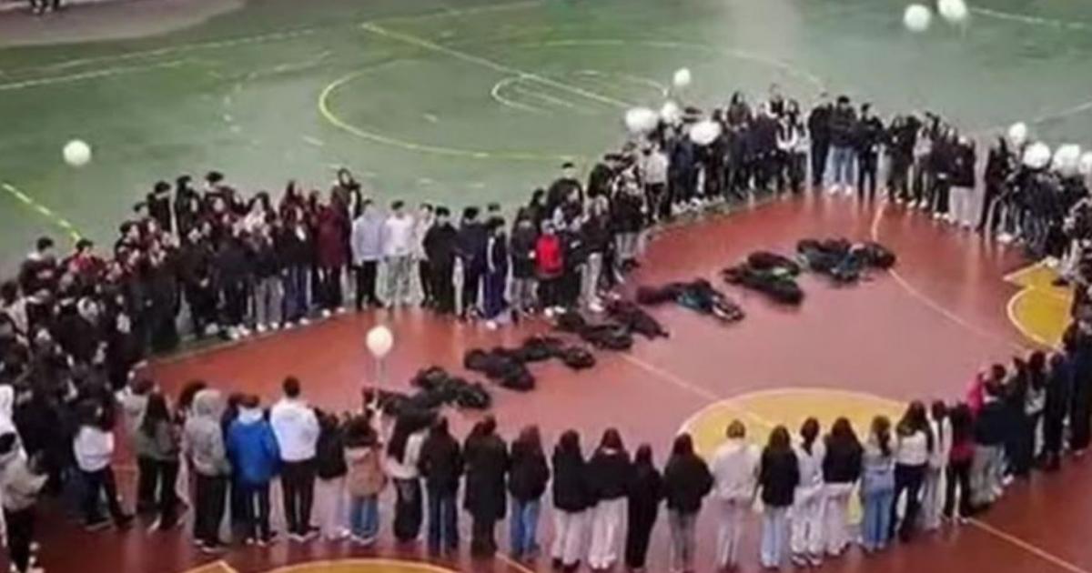 Συγκλονιστικό: «Δήμητρα είσαι εδώ» - Το «αντίο» των συμμαθητών της 13χρονης με μπαλόνια (Video ...