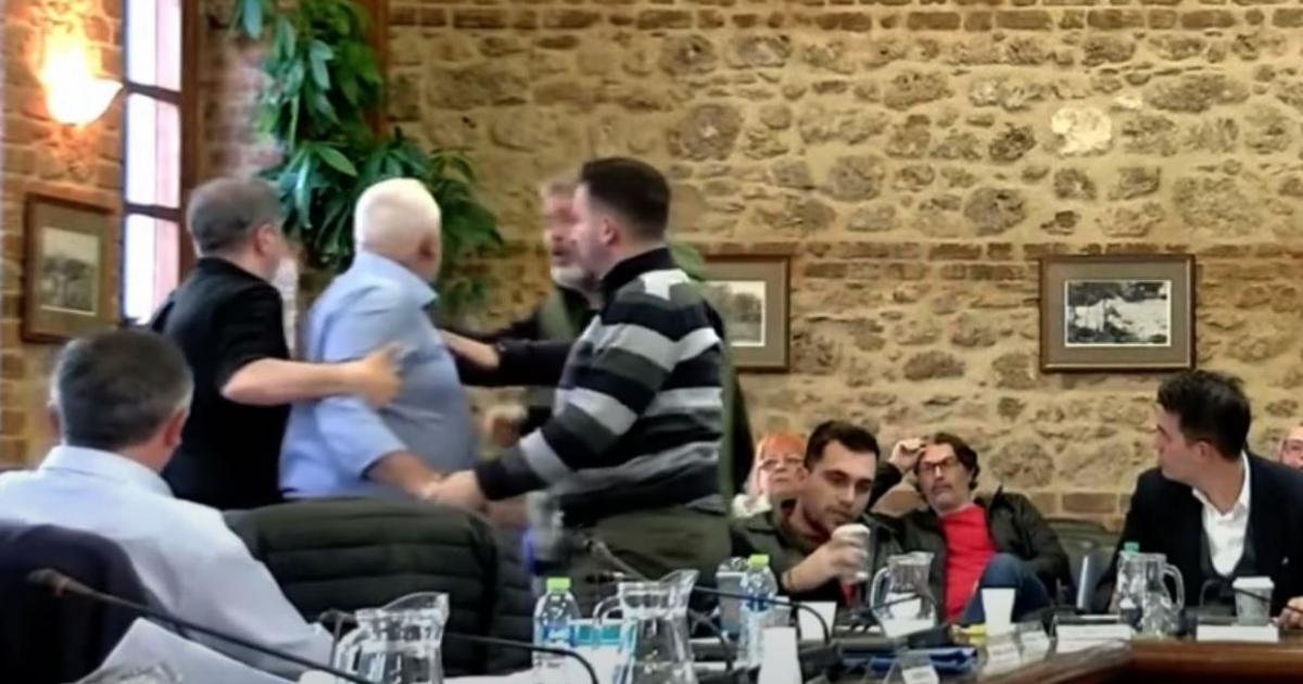 «Θα σου αστράψω μία»: Έτσι ξέφυγε η κατάσταση στο Δημοτικό Συμβούλιο ...