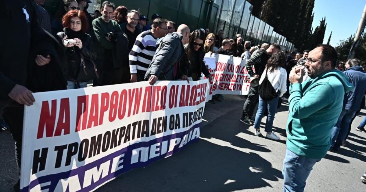 Μεγάλη διαμαρτυρία εκπαιδευτικών έξω από το Υπουργείο Παιδείας | Alfavita