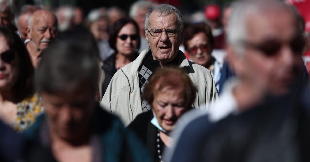 Νωρίτερα οι συντάξεις το 2026: Ανατροπές στις πληρωμές τριών μηνών ...
