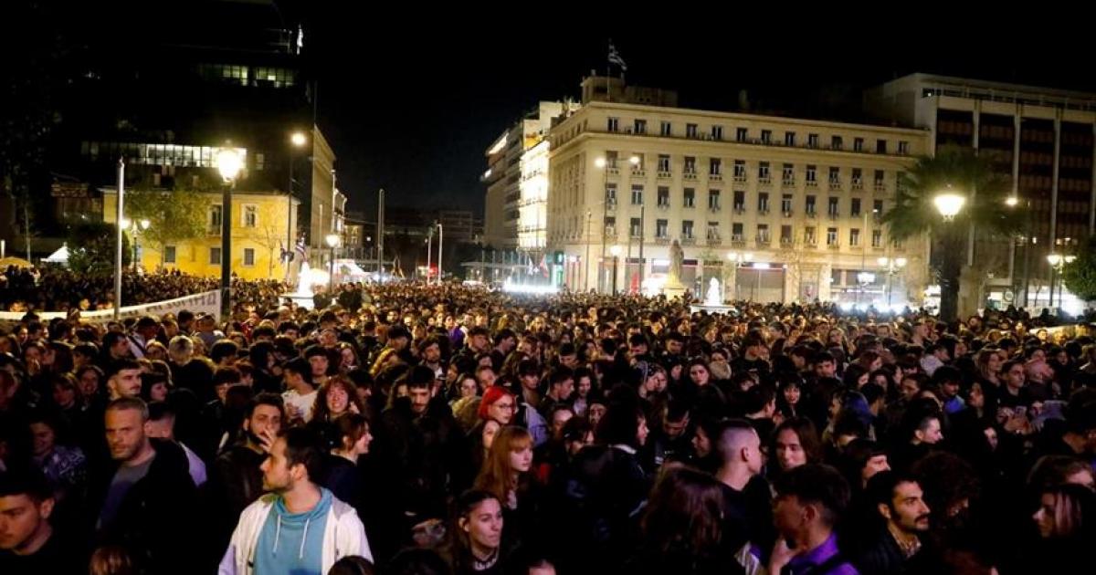Προπύλαια: Κοσμοπλημμύρα στη συναυλία ζήτησε ξανά δικαιοσύνη για το έγκλημα στα Τέμπη – «Για να ...