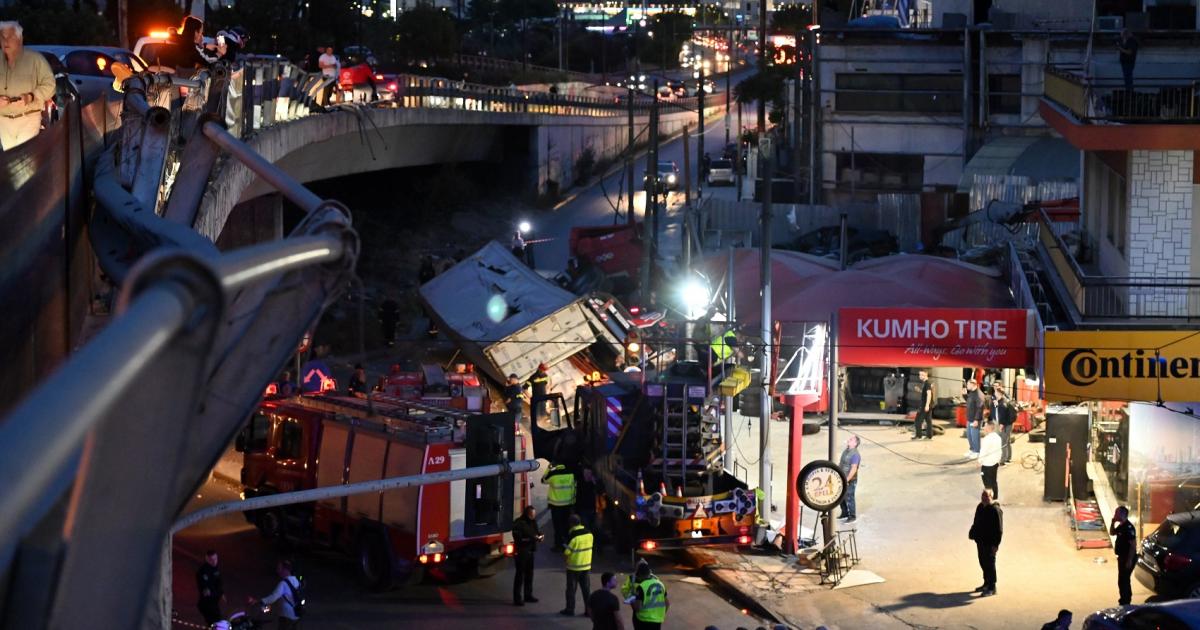 Σοβαρό τροχαίο στην Αθήνα: Φωτογραφίες από τη «βουτιά» του φορτηγού από ...