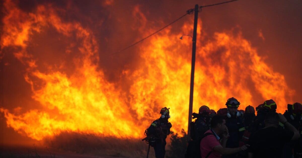 Ανεξέλεγκτη η φωτιά στη Χίο: Εκκενώθηκαν 19 οικισμοί – «Μάχη επιβίωσης» με τις φλόγες (pics, vid ...