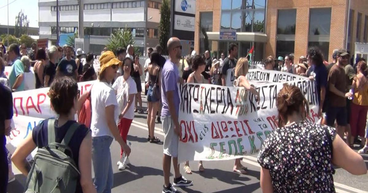 Μαζική και ηχηρή απάντηση στη δίωξη του εκπαιδευτικού Κώστα Τουλγαρίδη ...