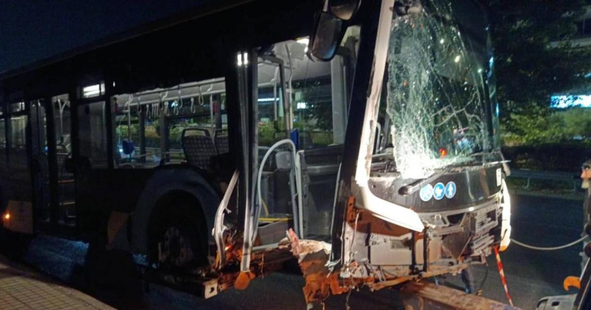 «Ακυβέρνητο» λεωφορείο στη Λεωφόρος Βουλιαγμένης ξήλωσε κολώνες και ...