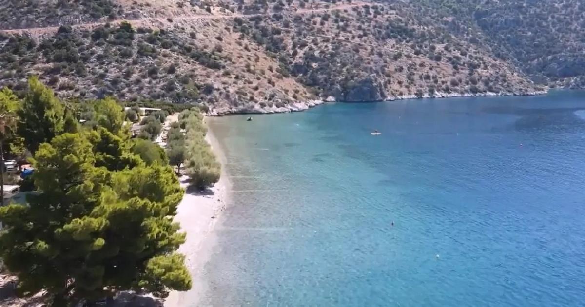 Η παραλία-μυστικό κοντά στην Αθήνα που λέει «όχι» στις ξαπλώστρες και ...