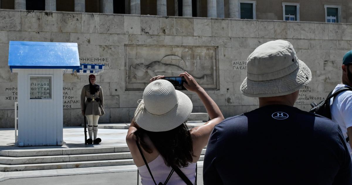 Fake News το συμβάν με μετανάστη που επιτέθηκε λεκτικά στους Εύζωνες ...