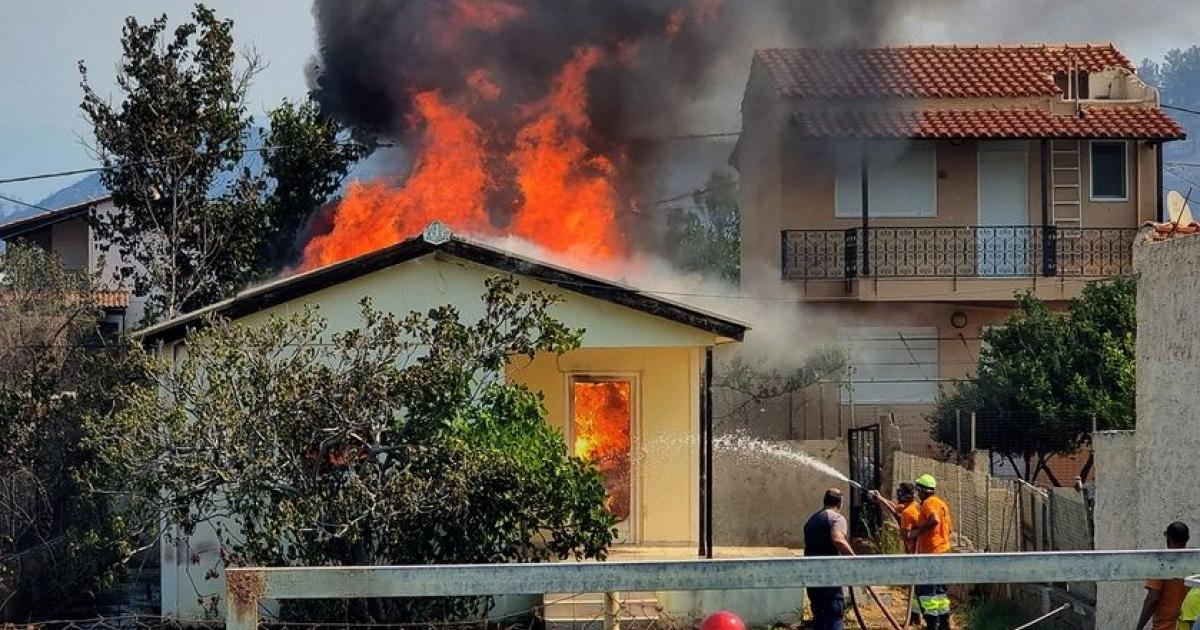 Σπαρακτικό μήνυμα κατοίκου για τις φωτιές στην Πάτρα: «Είναι σαν να ...