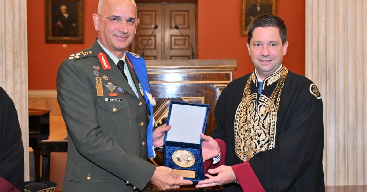 ΕΚΠΑ: Αναγορεύτηκε επίτιμος διδάκτορας του Τμήματος Διοίκησης ...