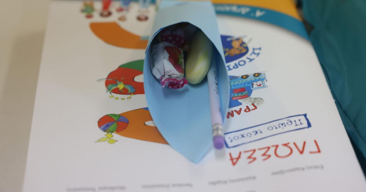 «Έβαζε τα παιδιά να ζωγραφίζουν σταυρούς και αγίους» - Σάλος με τη ...