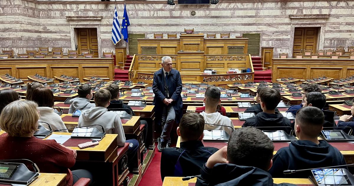 Χαρακόπουλος σε μαθητές: «Η ΑΙ μου είχε δώσει μια εντελώς Fake ...