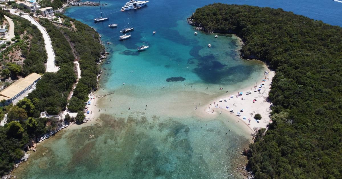 Μια παραλία που ενώνει στεριά και νησί μέσα σε ένα μαγικό τοπίο | Alfavita