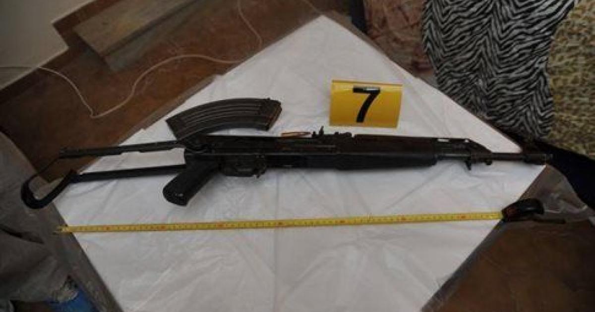 Βαρύς οπλισμός και πυρομαχικά βρέθηκαν σε γιάφκα στον Μαραθώνα | Alfavita