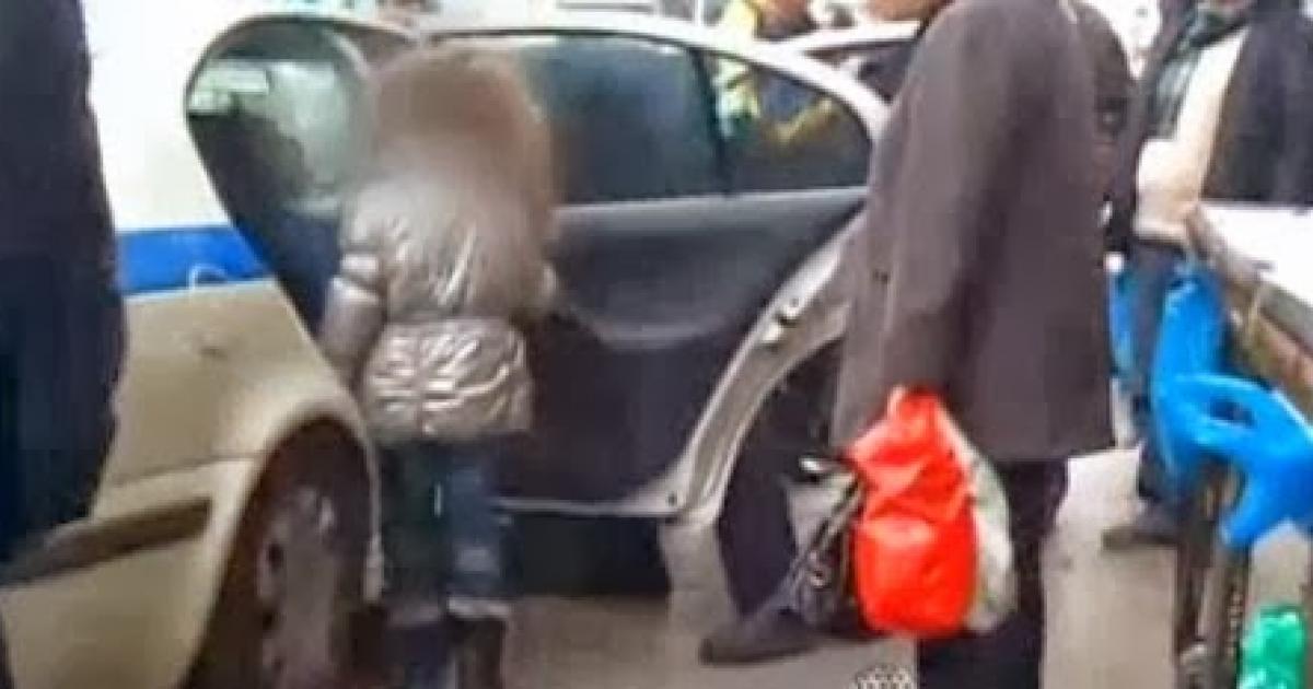 Ελεγκτής κατέβασε από λεωφορείο μάνα με το 5χρονο παιδί της | Alfavita