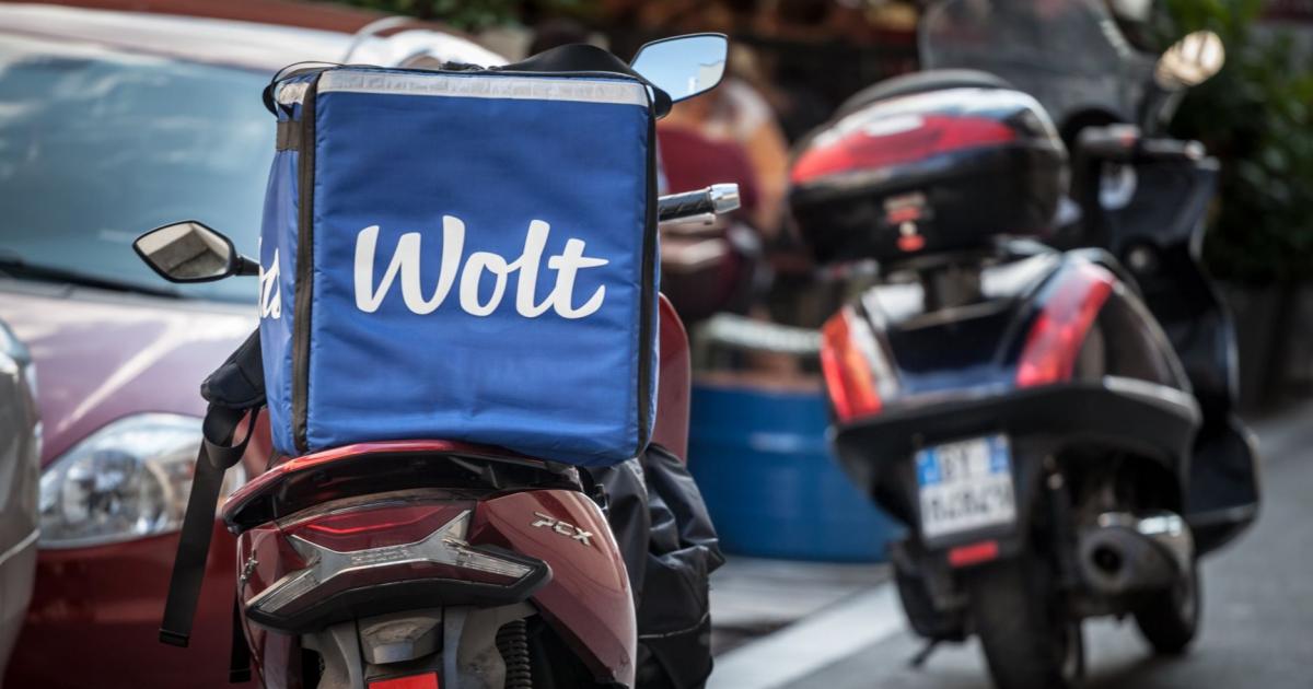 Ντελιβεράδες freelancers: Ατέλειωτες ώρες στους δρόμους, χωρίς δικαιώματα και διάλειμμα | Alfavita