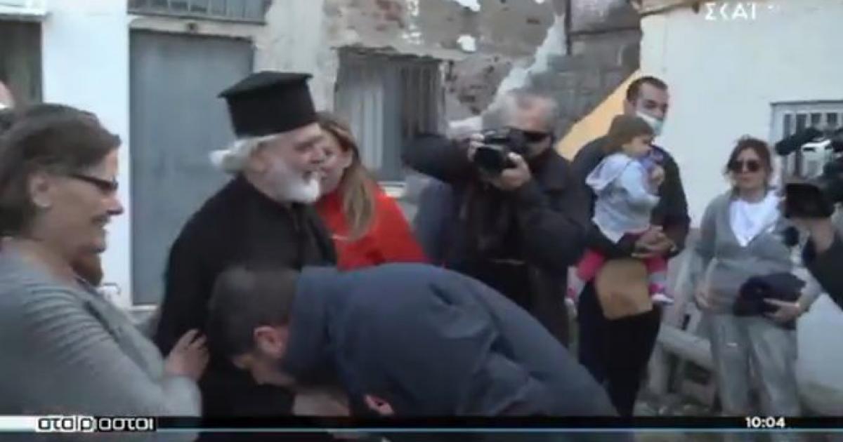 Η απάντηση του Ν. Χαρδαλιά για την χειραψία και το φίλημα σε ράσο ιερέα ...