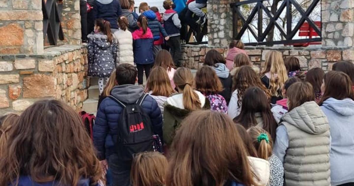 Συγχωνεύσεις στα σχολεία: Ξεσηκωμός γονιών και μαθητών στη Χαλκιδική ...