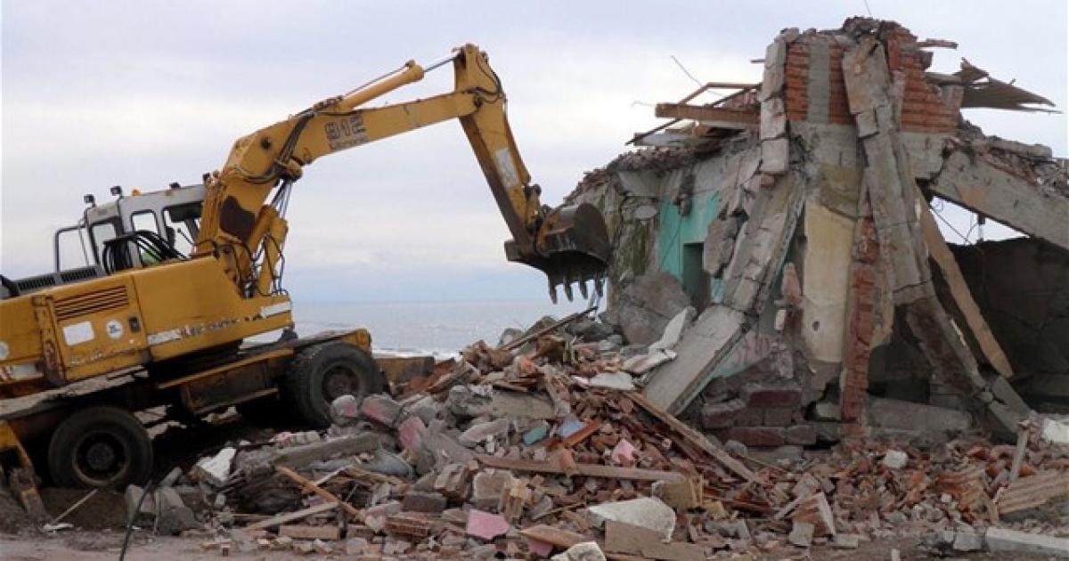 Άμεσα οι πρώτες κατεδαφίσεις αυθαιρέτων - 61 κτίρια κοντά σε ρέμματα, δάση, ακτογραμμές | Alfavita