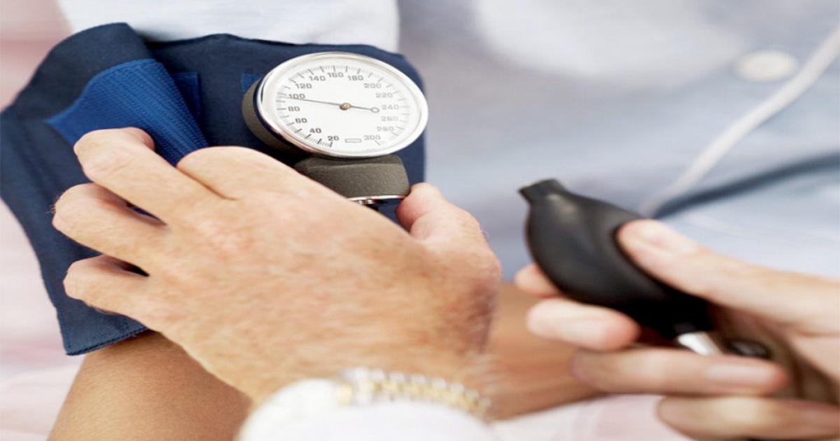 Υπέρταση: Ποιος είναι ο λόγος που πρέπει να στεκόμαστε όρθιοι όταν μετράμε την πίεση | Alfavita