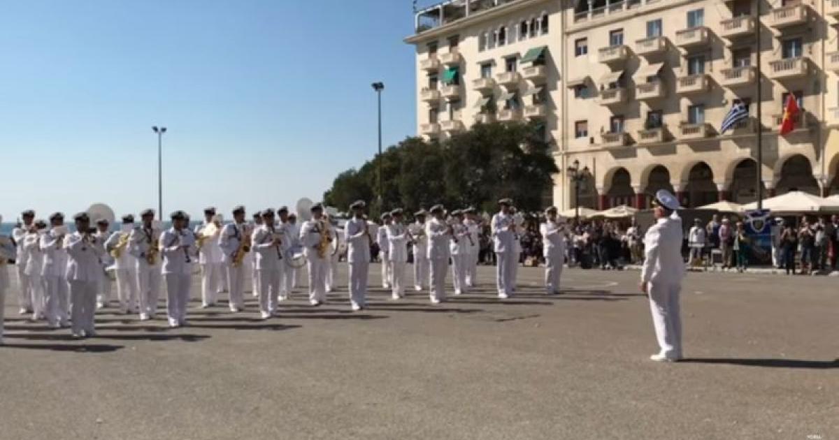 Η μπάντα του Πολεμικού Ναυτικού έπαιξε το Despacito και έγινε viral ...